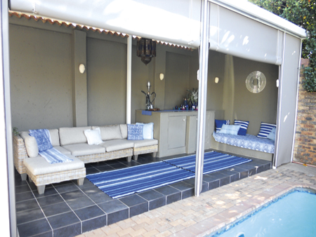 Langs die swembad … | Netwerk24