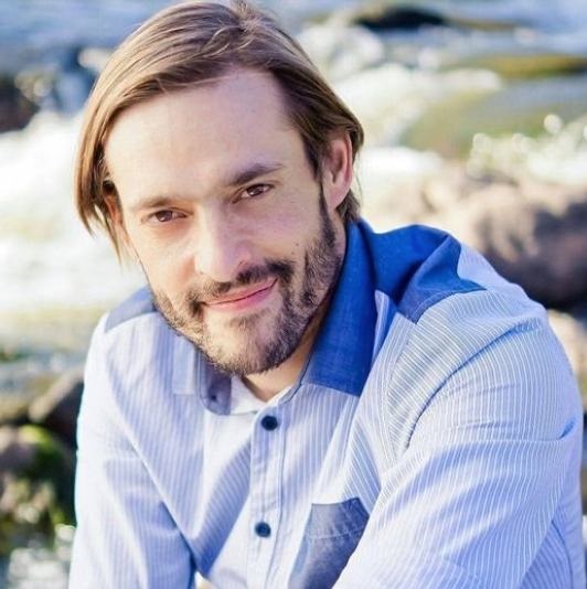 Adam Barnard (38), ’n voormalige lid van die gewilde groep Romanz, is ...