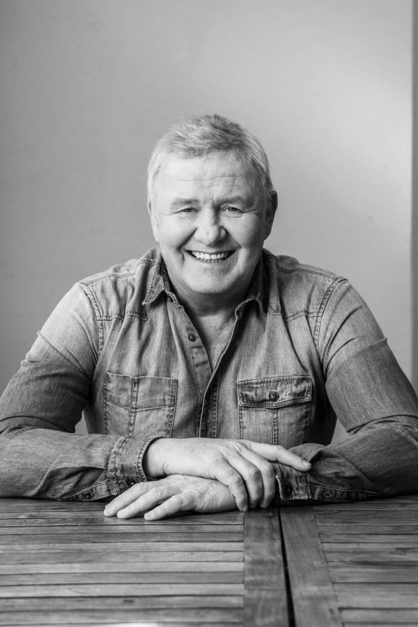 Leon Schuster gesels oor 'dating', trou, kinders én kleinkinders ...