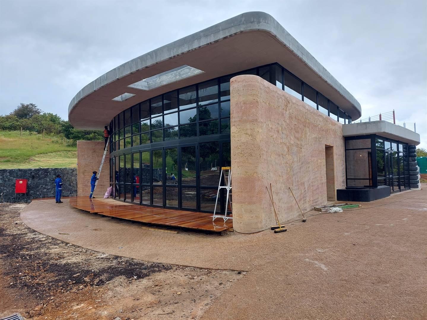 Omgewingsentrum in reservaat van herwonne materiaal gebou | Netwerk24