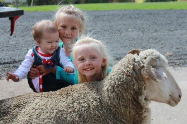 Kleinkinders op oupa se plaas | Landbou