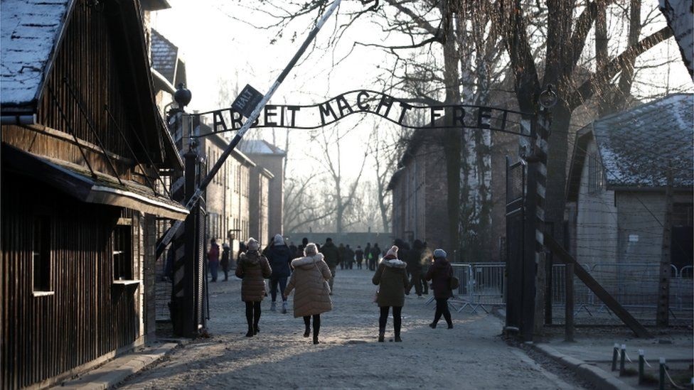’n Duitse toeris is in Pole aangekeer en beboet nadat sy die Nazi ...