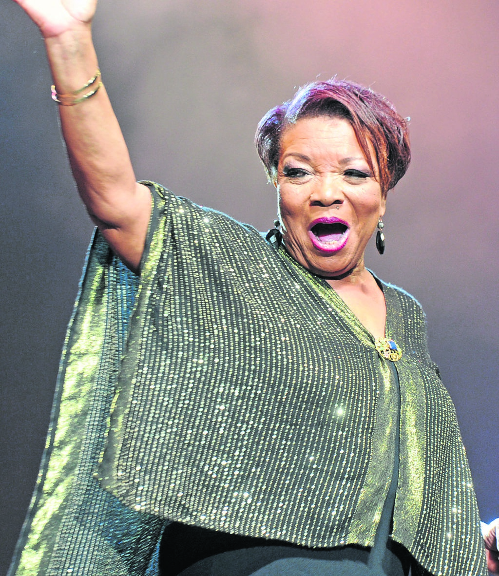 Judy en vele sing op rivieroewer | Son