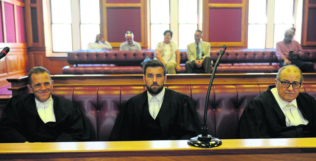 Rohde pos lawyers op Valentine's | Son