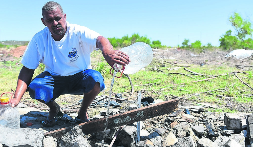 Kind, nog 3 in sel oor water | Son