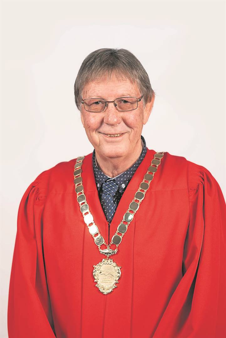 Talle vrae oor daardie chain | Son