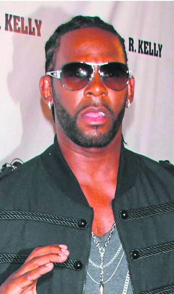 R. Kelly in groot skande | Son
