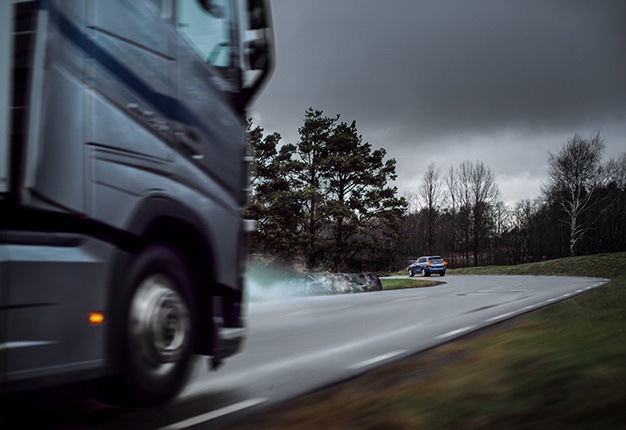 First of its kind: Volvo's new light alert system keeps roads safer ...