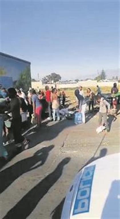 Honderde inwoners loot lorrie | Son
