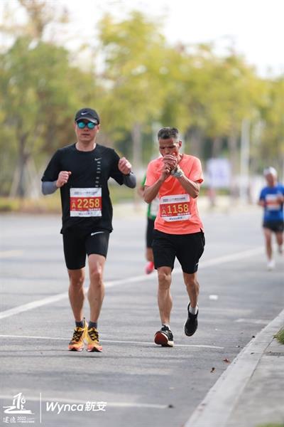 Sit dit in jou pyp en rook dit! Sigarette is dié marathonman (50) se ...