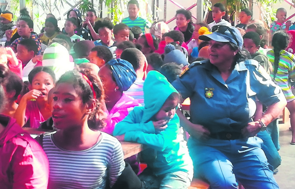 Cops hou praatjie | Son