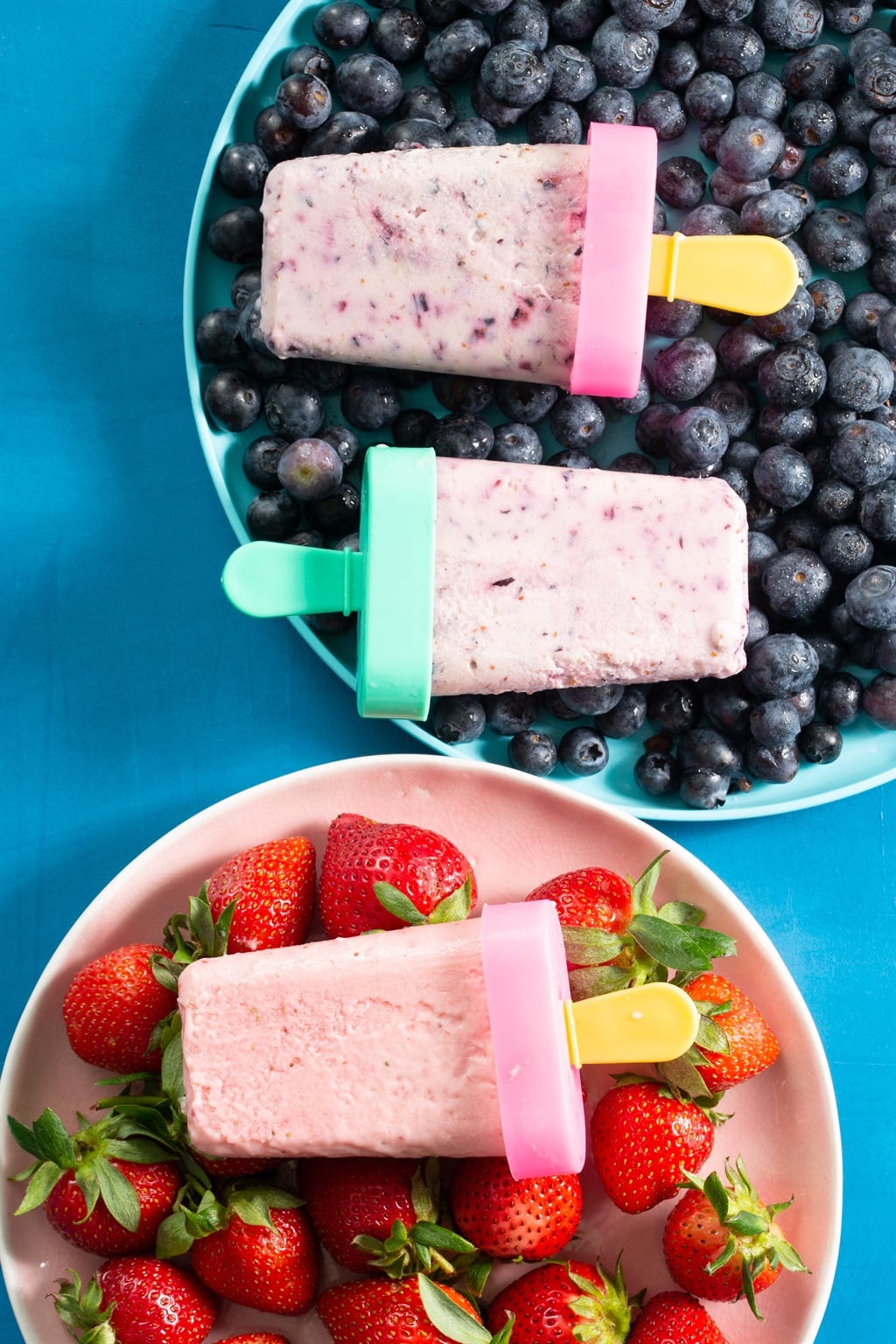 Yslollies met bloubessies en aarbeie | Netwerk24