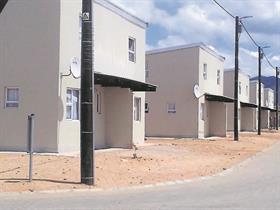 Smiles breed oor hop-huise | Son