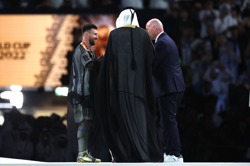 Worldwide debate rages about Messi's robe, a bisht, while lifting the ...