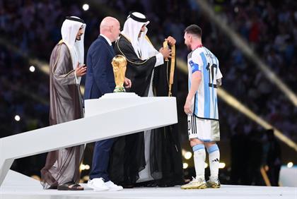 Worldwide debate rages about Messi's robe, a bisht, while lifting the ...