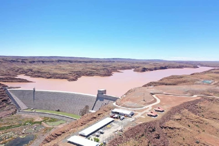 Namibiërs kon Sondag die Neckartaldam by Keetmanshoop, wat 81% vol is ...