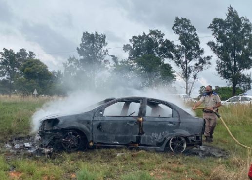 ’n Man is die naweek in Muldersdrift onherkenbaar in sy motor verbrand ...