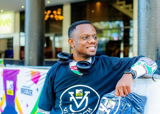 PIC: SLIKOUR ON CRUTCHES AFTER RUNNING ACCIDENT! | Daily Sun
