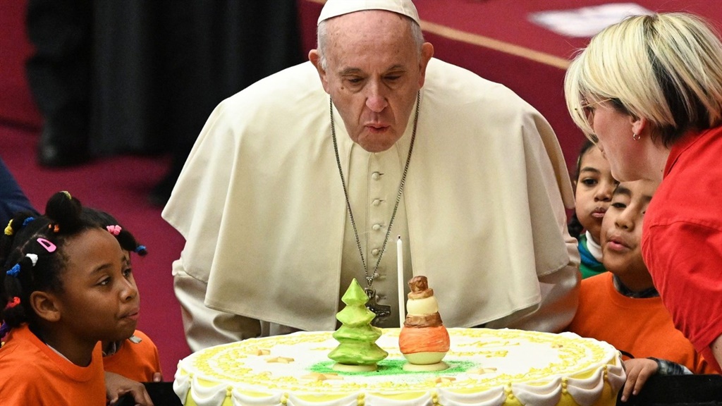 Hawelose mense in Rome het Donderdag sonneblomme aan Pous Franciskus ...