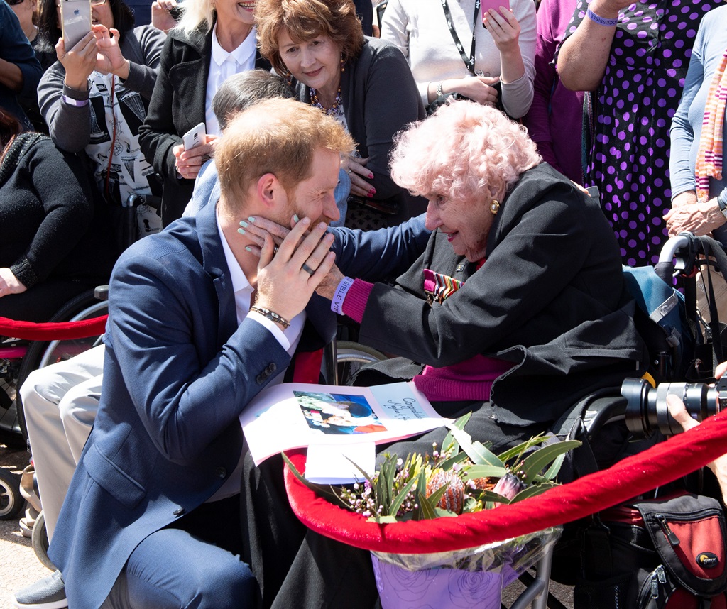Prins Harry se oudste en dalk grootste bewonderaar, Daphne Dunne, het ...