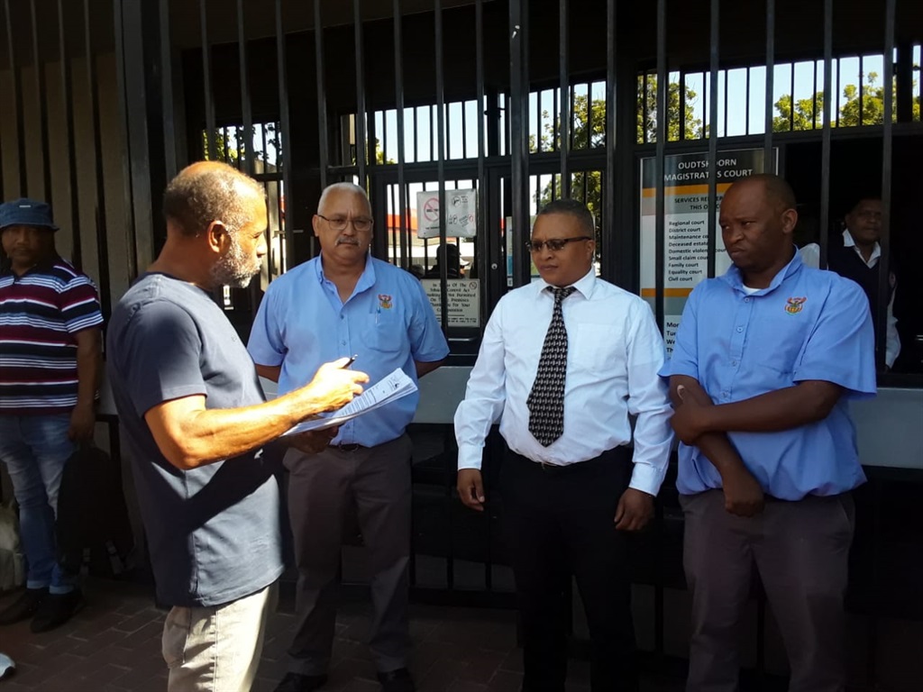 Gemeenskap vra dat suspect sit | Son