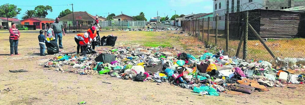 Inwoners help skoonmaak | Son