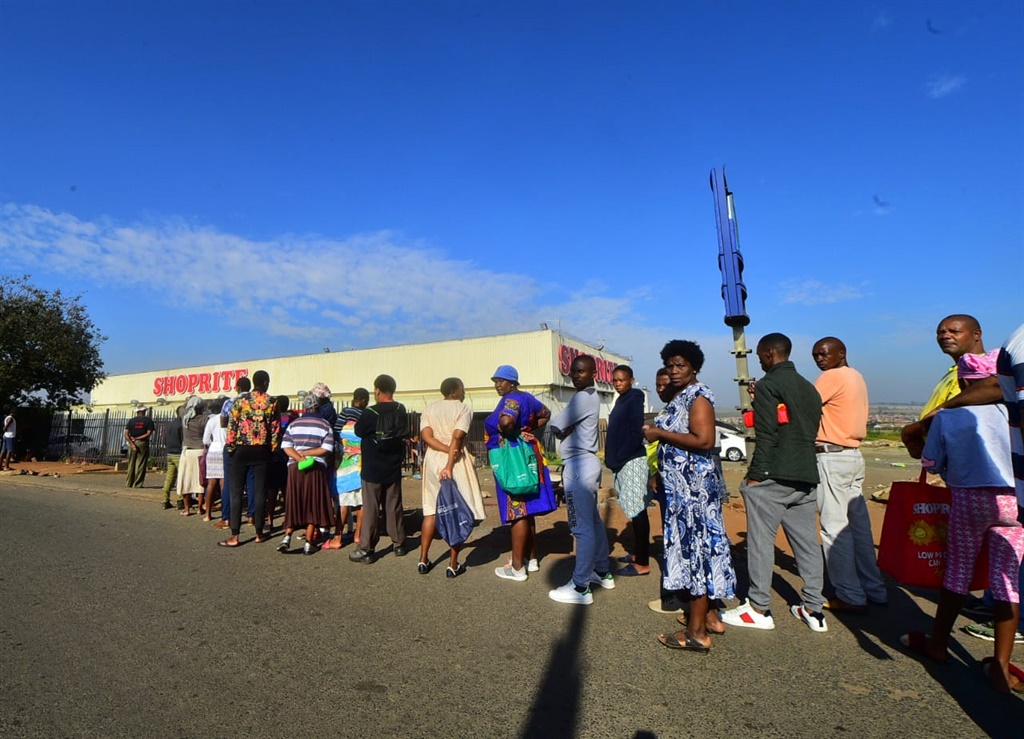 PICS: COPS ENFORCE THE LAW IN SOWETO! | Daily Sun