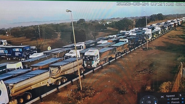 Opeenhopings veroorsaak chaos langs N4 in Mpumalanga | Landbou