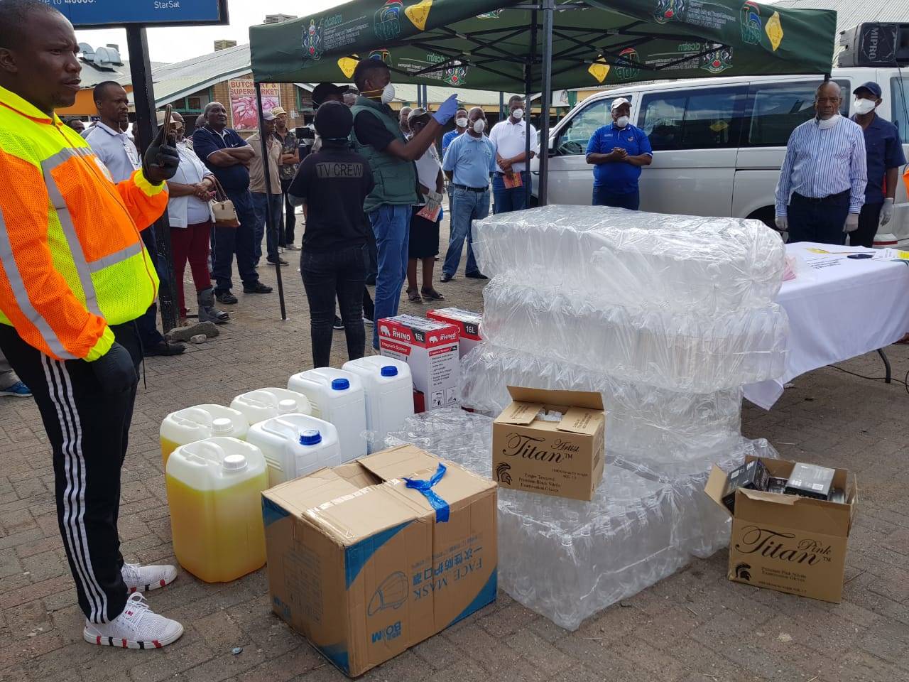 Ontsmettingsmiddels, maskers in Rustenburg uitgedeel | Netwerk24