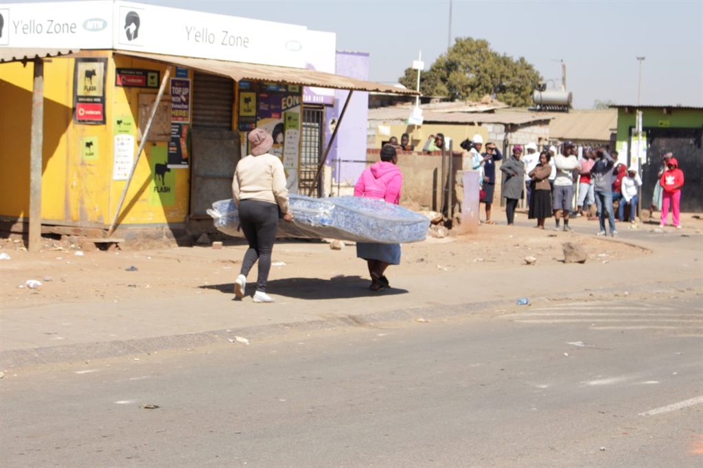 PICS & VIDEOS: TEMBISA RESIDENTS ON A LOOTING SPREE! | Daily Sun