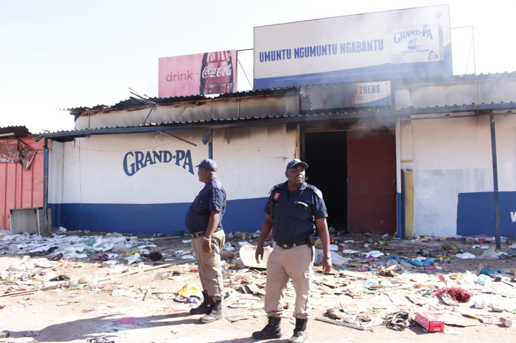 PICS & VIDEOS: TEMBISA RESIDENTS ON A LOOTING SPREE! | Daily Sun