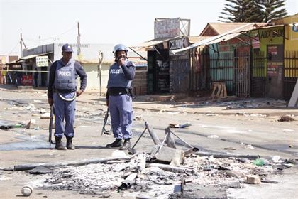PICS & VIDEOS: TEMBISA RESIDENTS ON A LOOTING SPREE! | Daily Sun