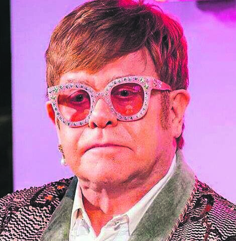 Die sanger Elton John sê hy moes weer leer loop nadat hy 'n ernstige ...