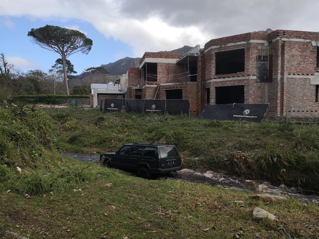 Verlate motor in rivier laat inwoners kopkrap | Netwerk24
