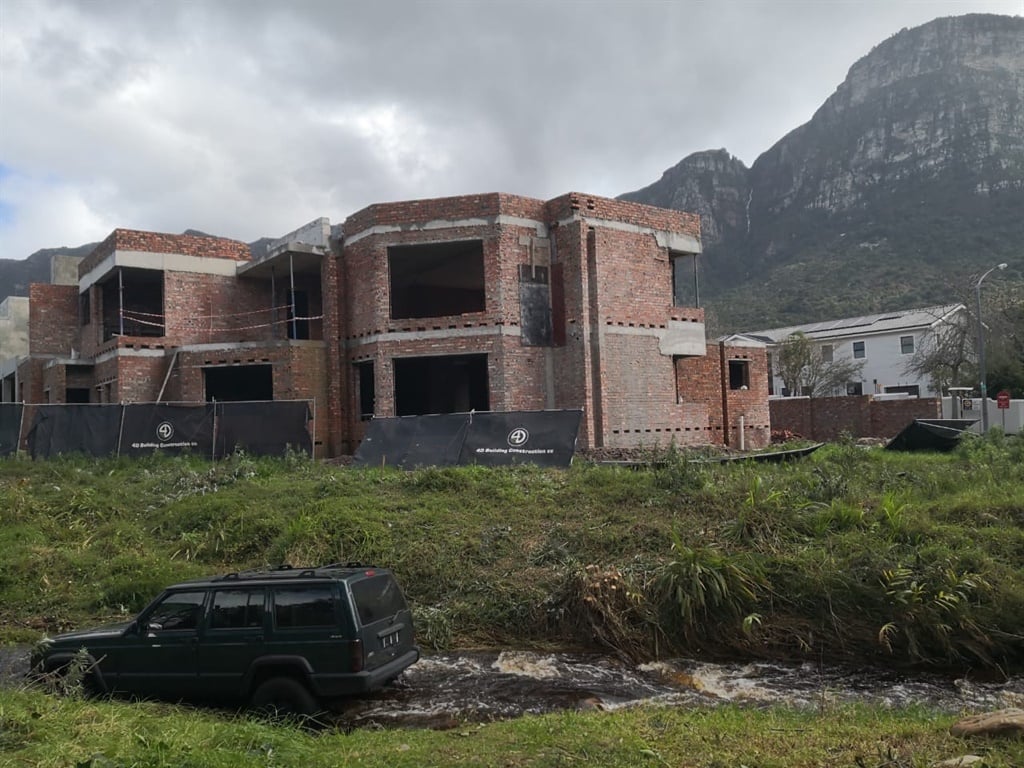 Verlate motor in rivier laat inwoners kopkrap | Netwerk24