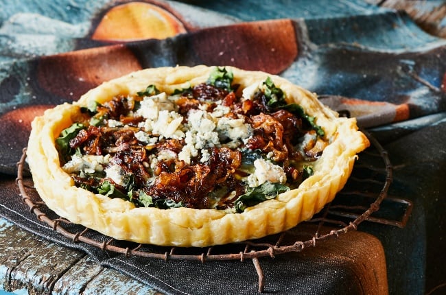 Caramelised onion and blue cheese quiche | News24