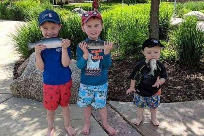Little brother steals the show in hilariously fishy family photo | News24