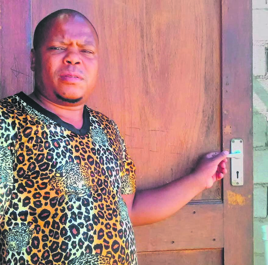 Deureplek loop my in, kla hubby | Son