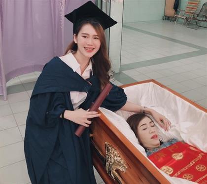 Graphic images: University student takes graduation pictures next to ...