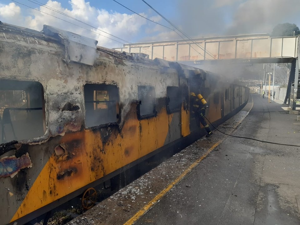 #KYK: Langnaweek begin met 'n treinbrand | Son