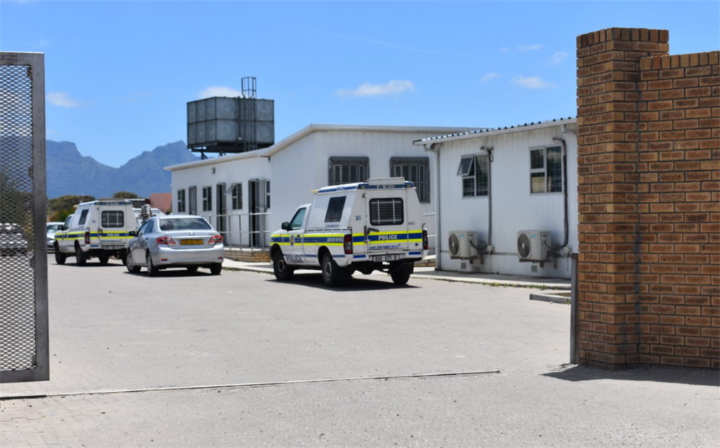 COP SHOP GATE CLOSES AT 10PM! | Daily Sun