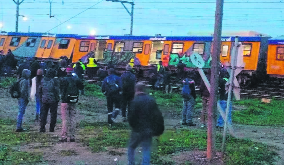 Ontspoorde trein beseer 27 pendelaars | Die Son