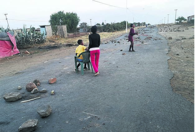 ACCIDENT GETS ROAD BLOCKED | Daily Sun
