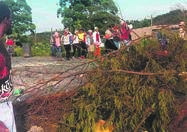 Unhappy workers block R74 | Daily Sun
