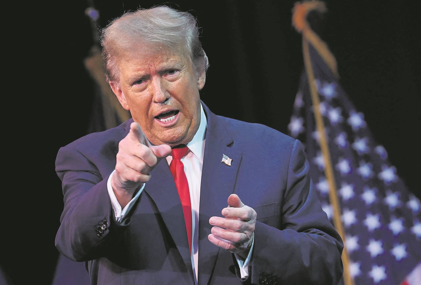 Vals nuus, raas Trump oor berig dat hy sy plan oor tariewe wil afskaal ...