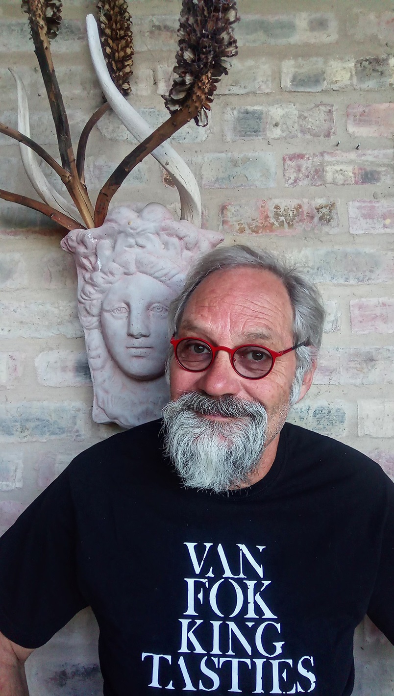 SARIE gesels met skrywer Julio Agrella oor sy Zeus van Wyngaardt-reeks ...