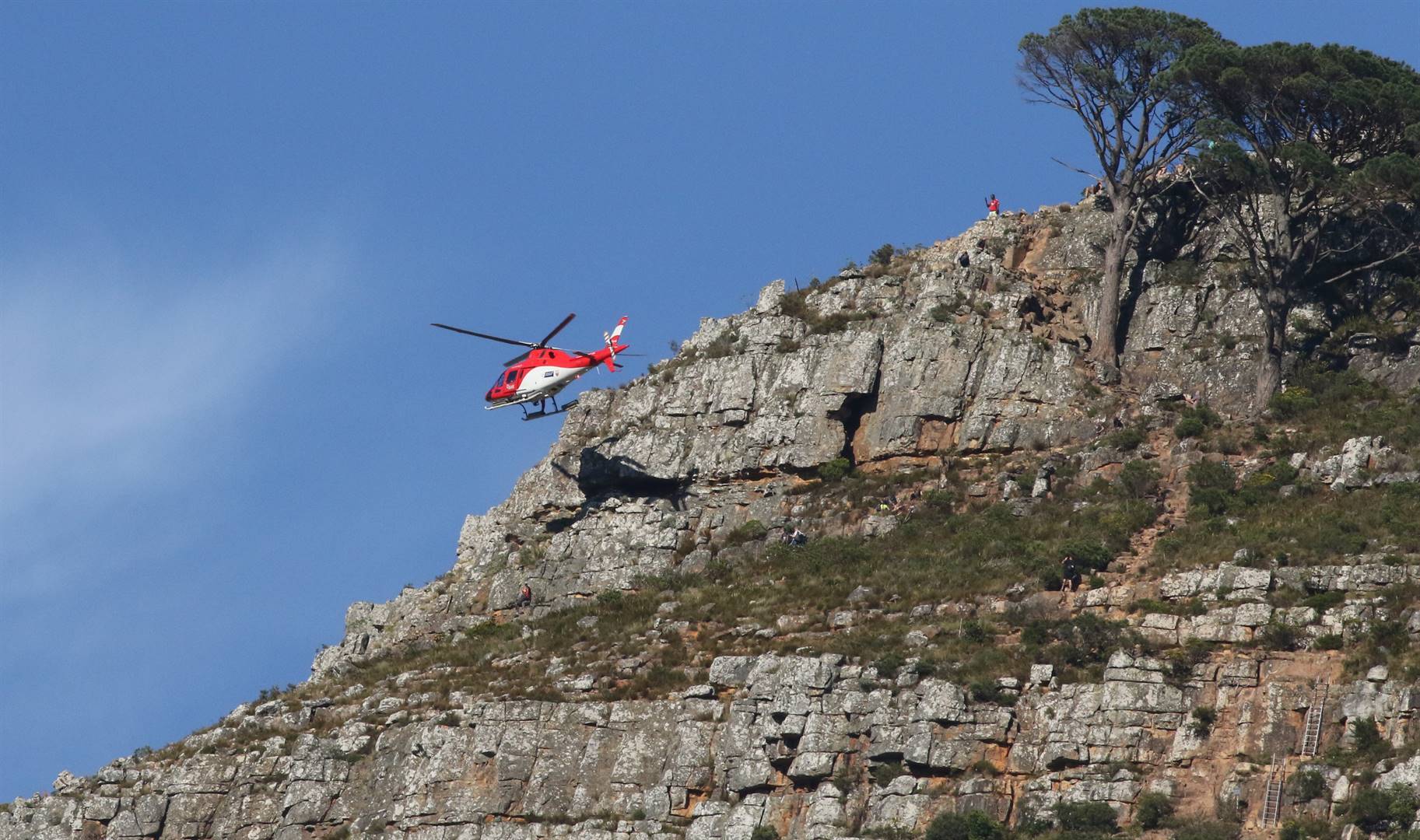 Heining op Leeukop keer Duitse toeris ná hy sowat 10 m val | Netwerk24