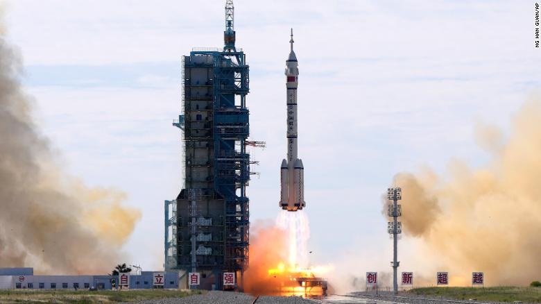 China het Donderdagoggend drie ruimtevaarders suksesvol na Tiangong, sy ...