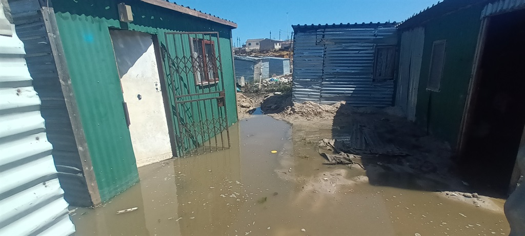 Votsho shackdwellers in Khayelitsha evacuate shacks as sewage pours in ...