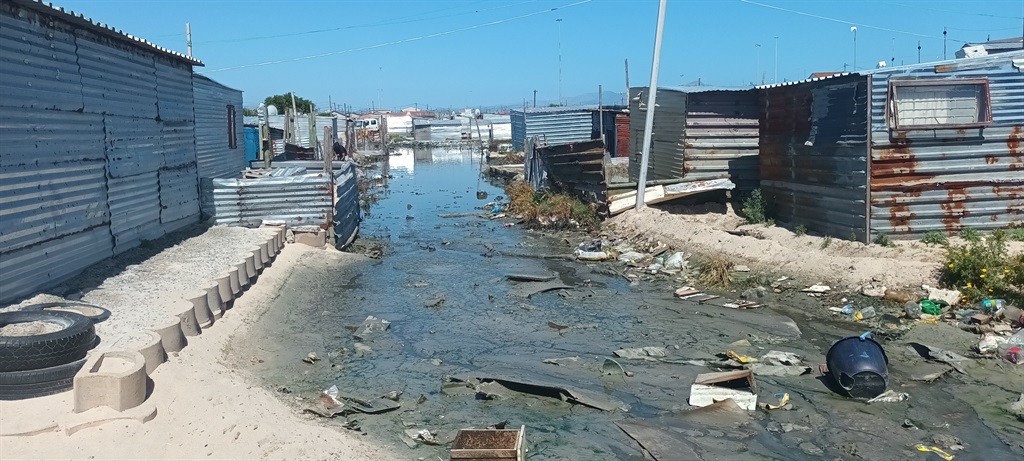 Votsho shackdwellers in Khayelitsha evacuate shacks as sewage pours in ...